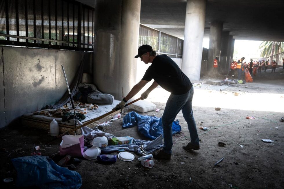Governor Newsom cleans up homeless encampments in Los Angeles ...
